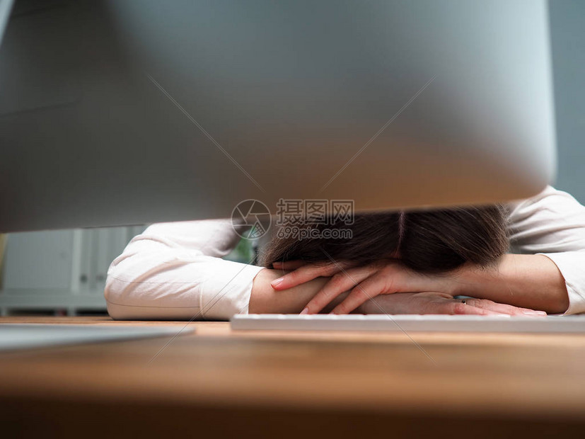 疲惫的女员工在办公室打盹特写高清图片下载 正版图片503933852 摄图网