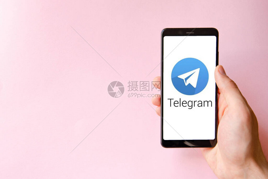 电报在蓝色黄色黑色背景的Telegram智能手机屏幕上高清图片下载-正版图片503934025-摄图网