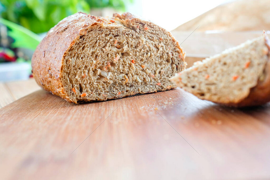 胡萝卜面包侧视图可见刀模糊背景家烘烤没有酵母的家高清图片下载-正版图片503942148-摄图网