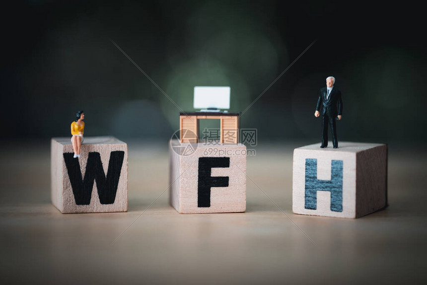 迷你人坐在WFH的木块上用微型办公高清图片下载-正版图片503945888-摄图网