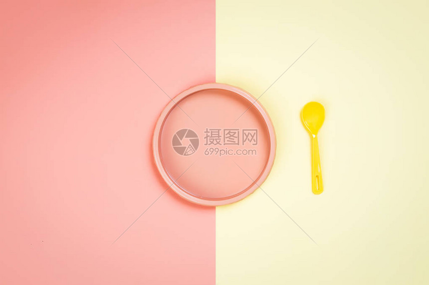 背景为黄色粉塑料餐具与您的文本moup的地方高清图片下载-正版图片503945912-摄图网
