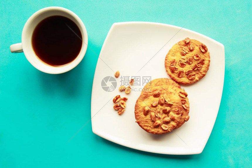 蓝色背景带咖啡杯和饼高清图片下载-正版图片503948578-摄图网