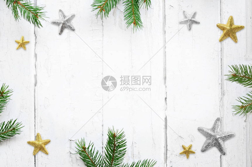 在旧木破旧背景上配有圣诞装饰品的Firf分支高清图片下载-正版图片503949598-摄图网