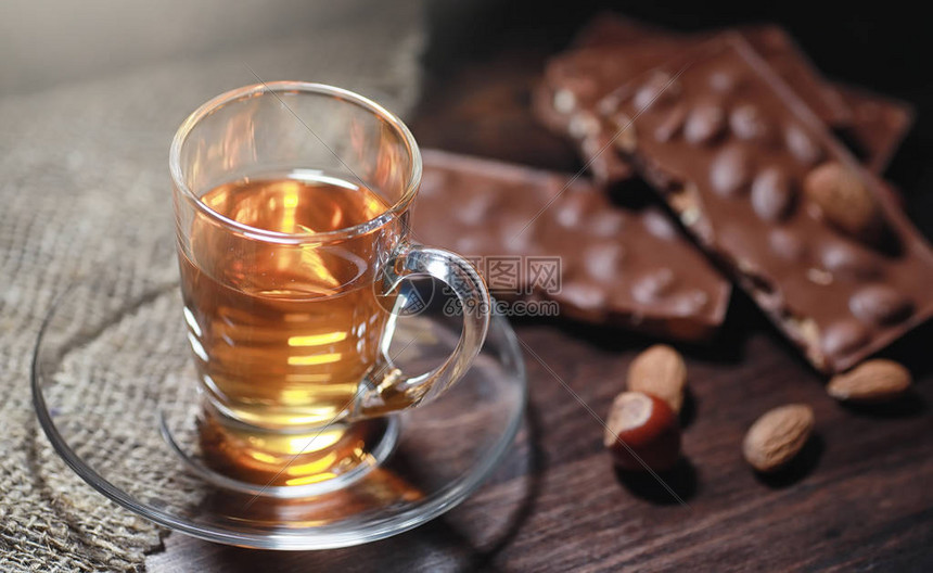 用brewin在餐桌上泡茶高清图片下载-正版图片503952929-摄图网