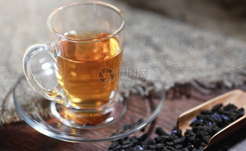 用brewin在餐桌上泡茶高清图片下载-正版图片503952938-摄图网