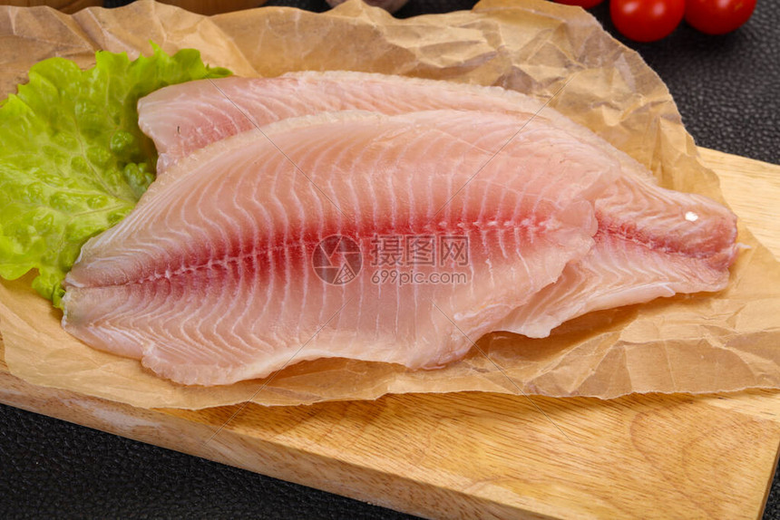 未加工的罗非鱼准备好烹调高清图片下载-正版图片503962955-摄图网