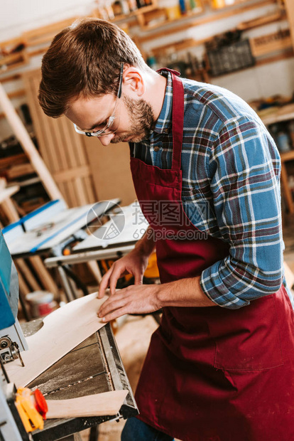 使用Cnc机器制造眼镜高清图片下载-正版图片503965598-摄图网