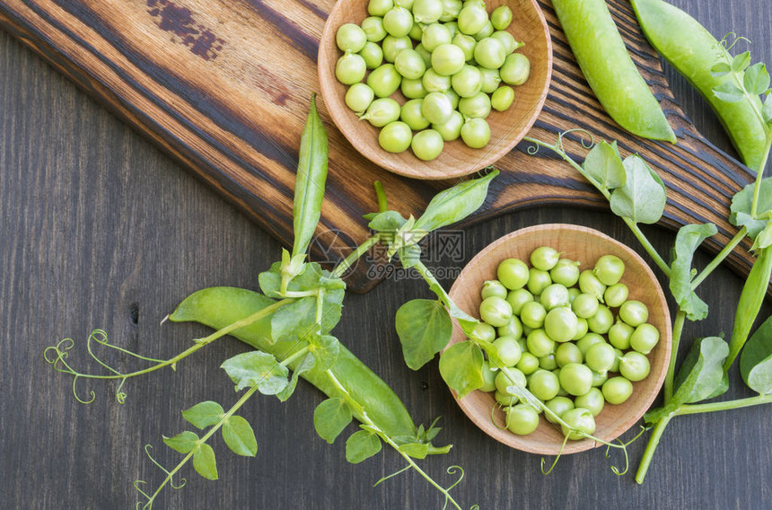 白色木制背景上的年轻绿豌豆高清图片下载-正版图片503969370-摄图网