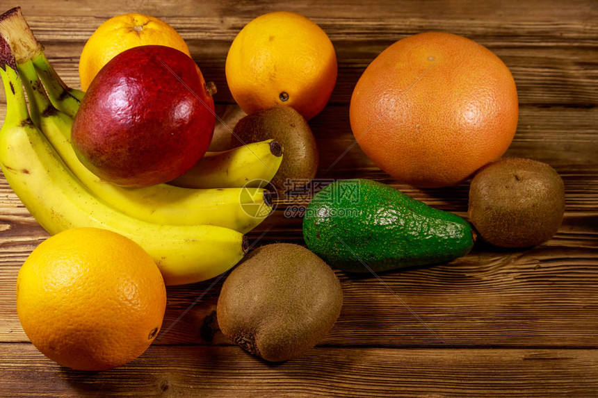将热带水果排列在木制桌上高清图片下载-正版图片503976247-摄图网