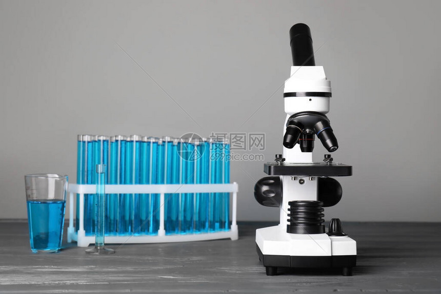 现代显微镜和桌上的试管高清图片下载-正版图片503978854-摄图网