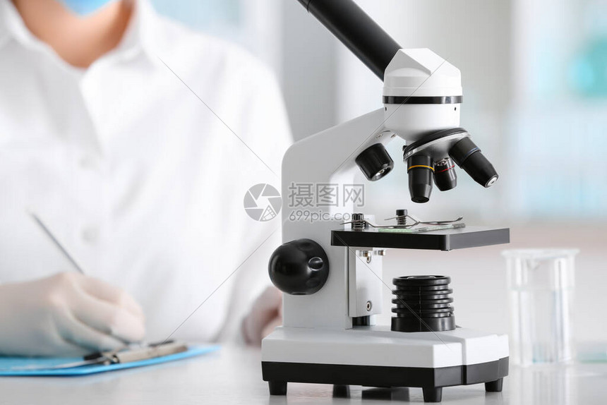 实验室桌上的现代显微镜高清图片下载-正版图片503978888-摄图网