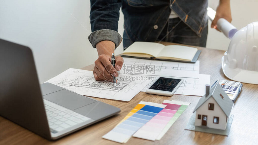 室内设计师在颜色样本图表中选择颜色高清图片下载-正版图片503980111-摄图网