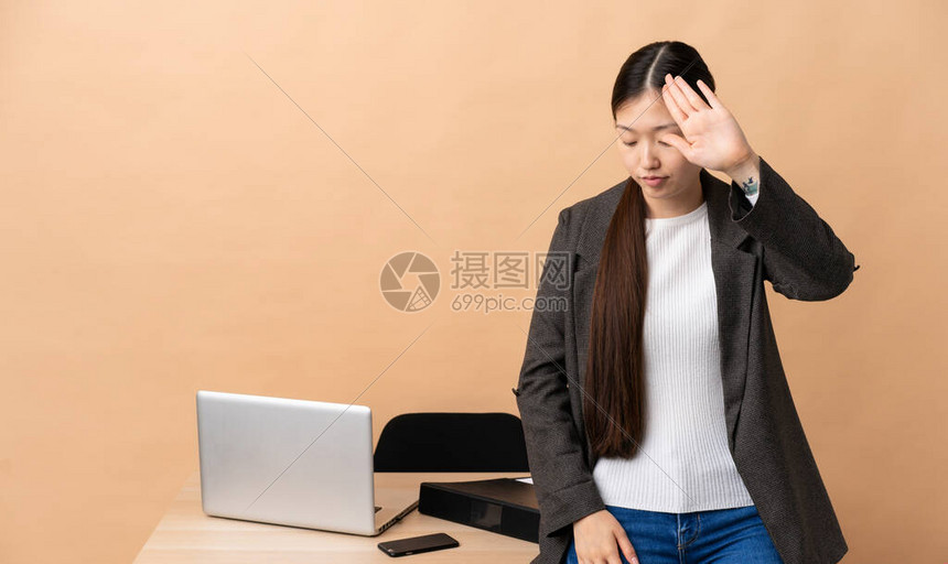 女商人在她的工作场所做停止高清图片下载 正版图片503981143 摄图网