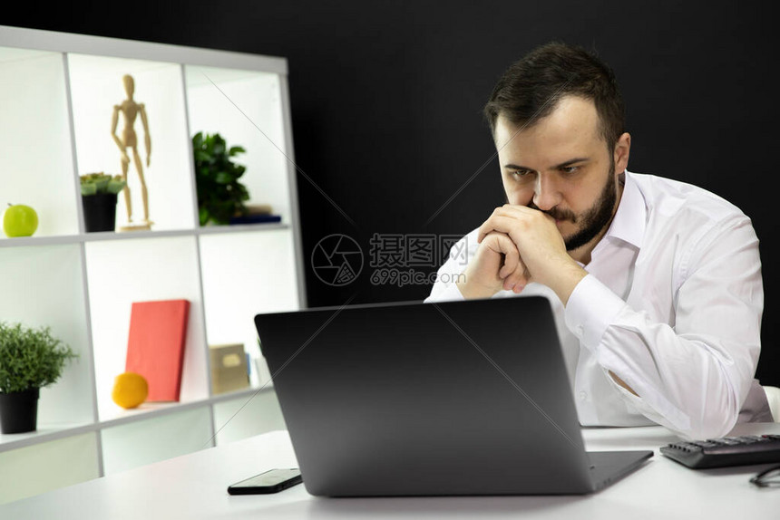 熟练的白人男it专业自由职业者高清图片下载 正版图片503981330 摄图网