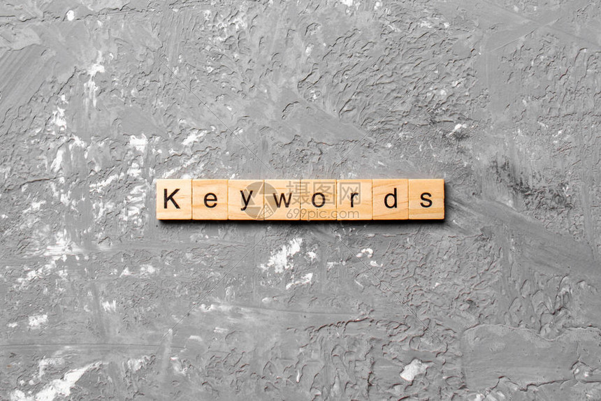 KEYWORDS字词写在木块上KEYWORDS文字写在水泥桌上高清图片下载-正版图片503981747-摄图网