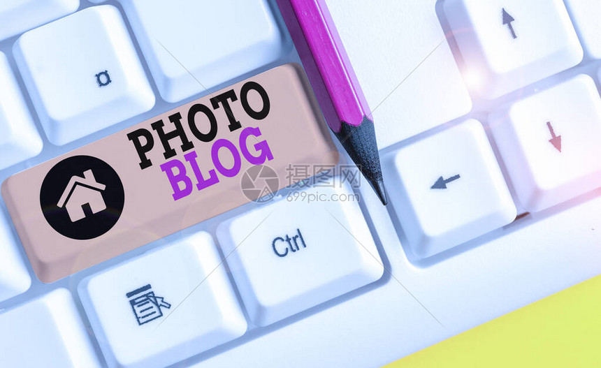 手写文字写照片博客以博客格式共享和发布照片的概念照片形式白色pc键盘高清图片下载-正版图片503983424-摄图网