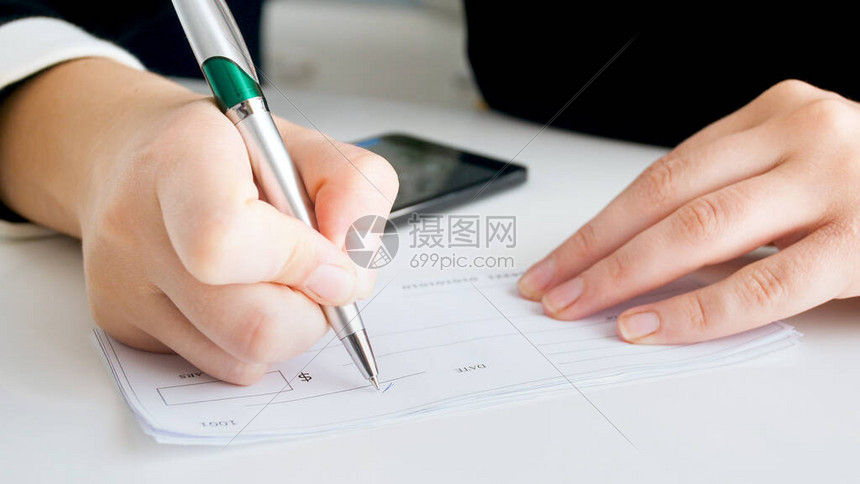 女在银行支票上签名的特写高清图片下载-正版图片503986989-摄图网