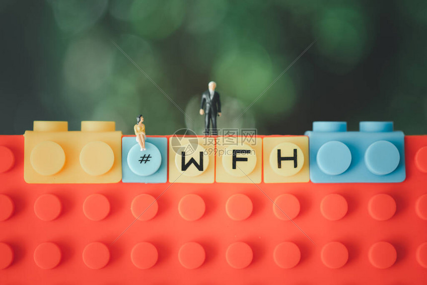 具有商业首字母缩写词WFH的标签的微型人作为在家工作高清图片下载-正版图片503990726-摄图网