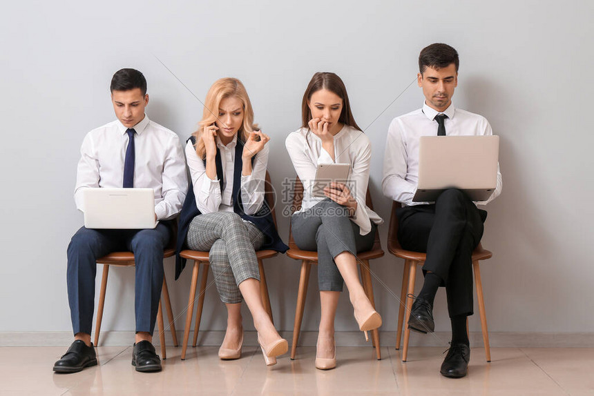 在光墙附近排线等候的高清图片下载-正版图片503992793-摄图网