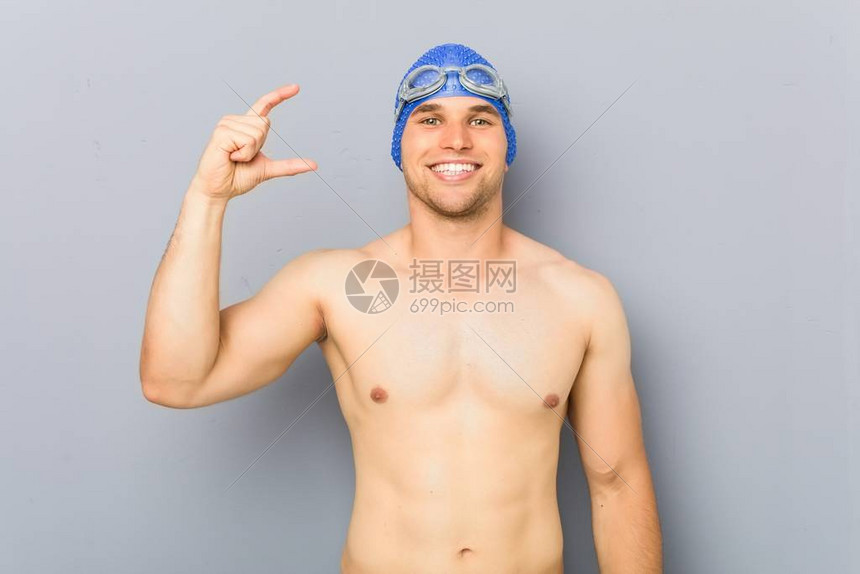 年轻的职业游泳运动员带着一点小东西与食人者高清图片下载 正版图片504002672 摄图网