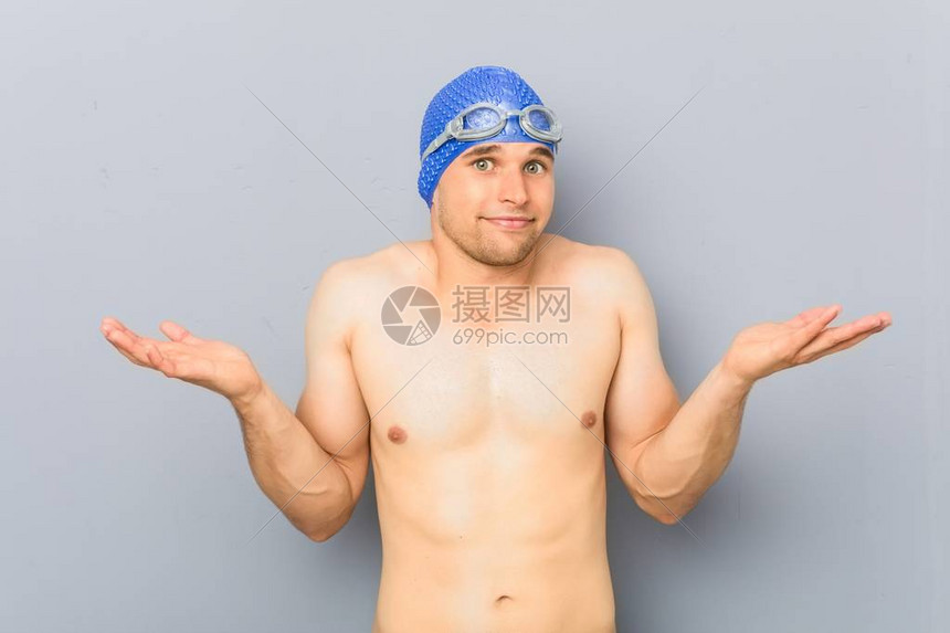 年轻的职业游泳运动员在问话动作中怀疑和挥舞高清图片下载 正版图片504002673 摄图网