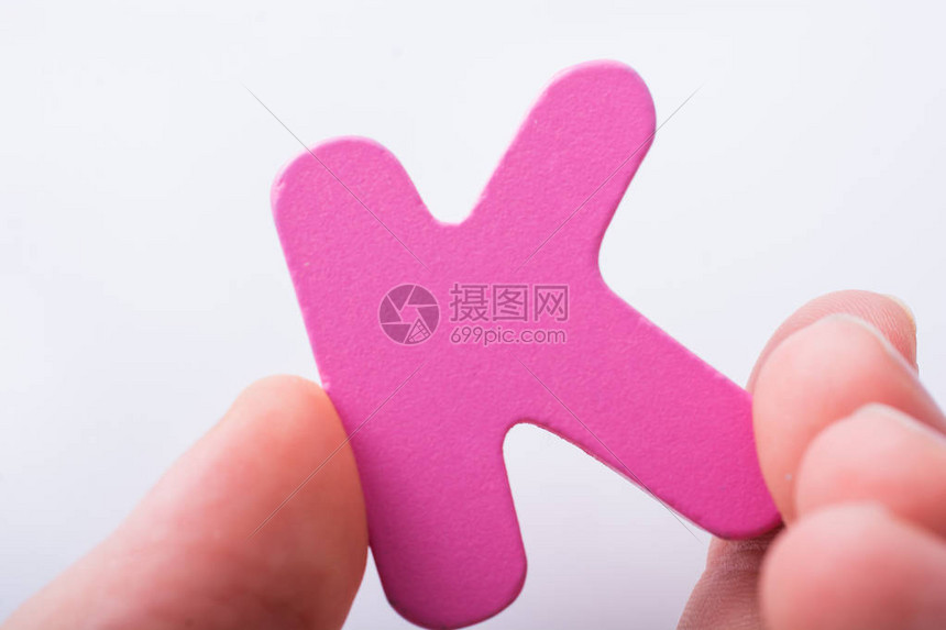 手拿着木制的字母立方体K高清图片下载-正版图片504016290-摄图网