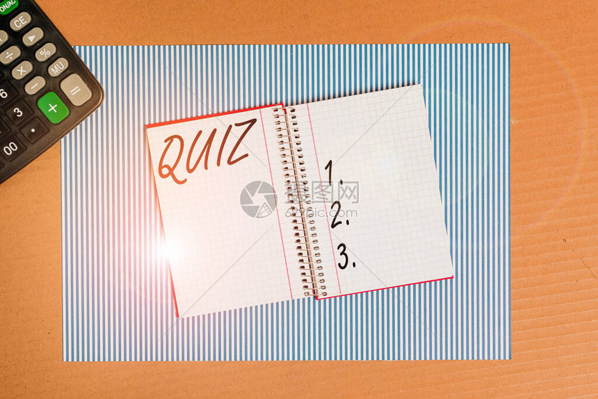 显示测验的书写笔记对学生进行简短非正式测试的商业概念知识测试条纹纸板笔记本纸板办公学高清图片下载-正版图片504018659-摄图网