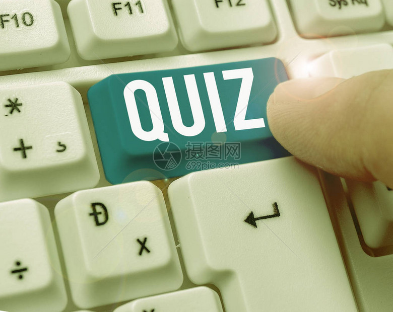 显示测验的书写笔记对学生进行简短非正式测试的商业高清图片下载-正版图片504018665-摄图网