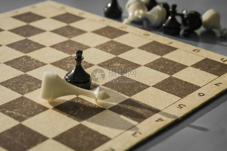 一个国际象棋场和黑白数字棋子打败了国王比赛的结果高清图片下载-正版图片504019128-摄图网