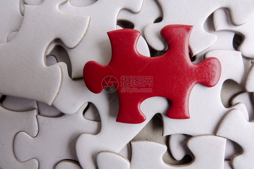 白色拼图背景上的红色拼图高清图片下载-正版图片504020356-摄图网