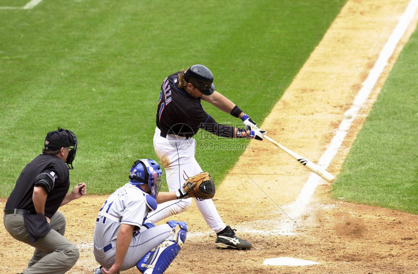 迈克皮亚扎在纽约大都会队的职业生涯中为纽约大都会队的比赛中的比赛动作名人堂捕手MikePiazza是一名前职业棒球接手高清图片下载-正版图片 ...