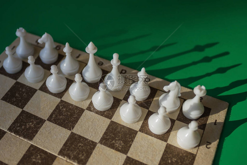 在棋盘上放置人物和棋子高清图片下载-正版图片504024335-摄图网