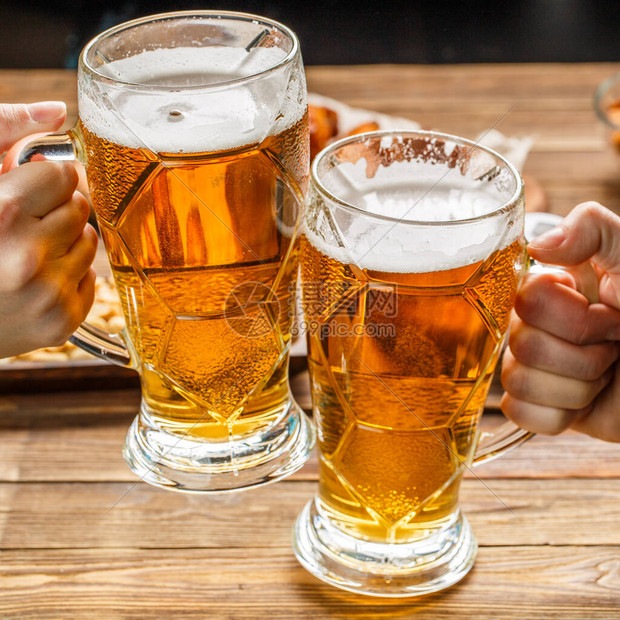 啤酒碰杯高清图片下载-正版图片504024712-摄图网