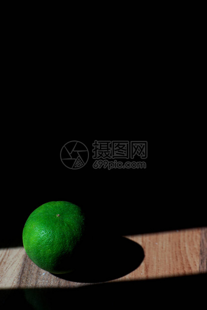 绿色柠檬在严酷的阳光下高清图片下载-正版图片504026642-摄图网