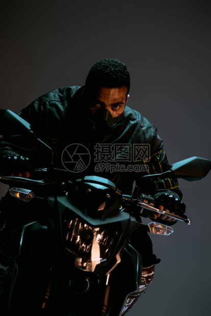 蒙面穿灰色骑摩托车的英俊混合高清图片下载-正版图片504026769-摄图网