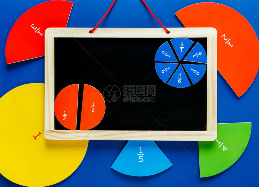 经典蓝色背景上的彩色数学分数高清图片下载-正版图片504027726-摄图网