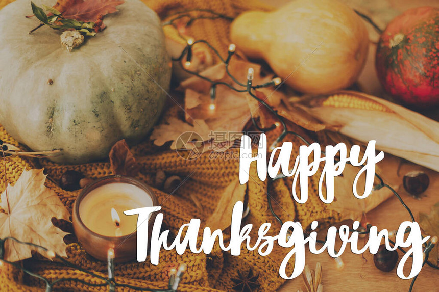 感恩节快乐贺卡在南瓜秋叶蜡烛针织毛衣上的暖灯背景上手写感恩节快乐文字高清图片下载-正版图片504032436-摄图网