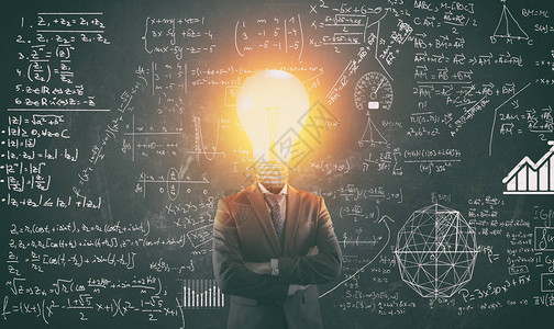 学生用灯泡作为解决黑板上数学问题的头高清图片下载-正版图片504032550-摄图网