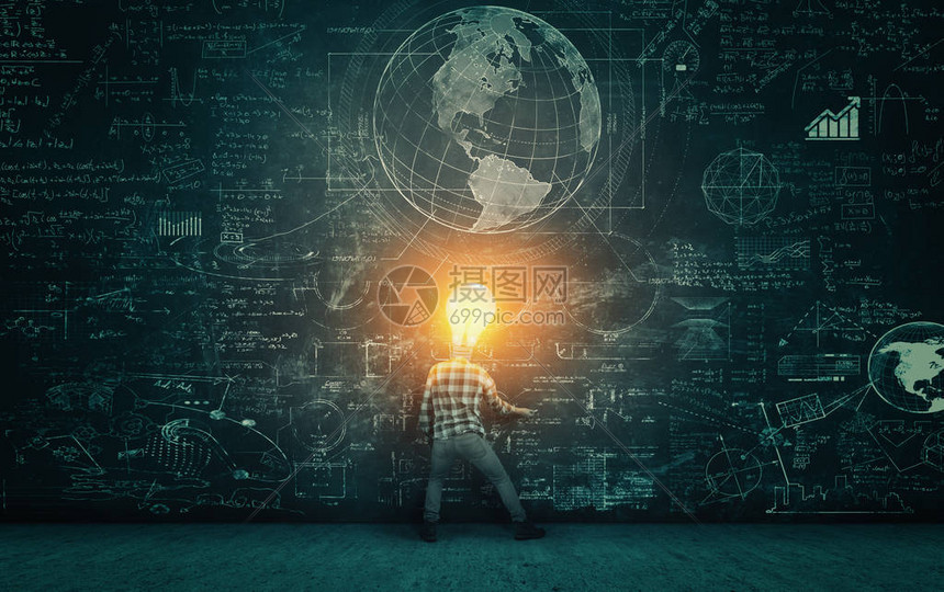 学生用灯泡作为解决黑板上数学问题的头高清图片下载-正版图片504032541-摄图网