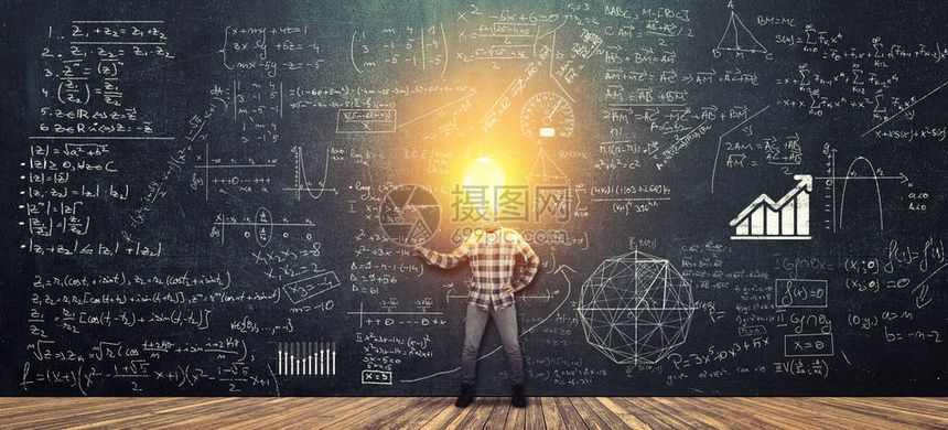 学生用灯泡作为解决黑板上数学问题的头高清图片下载-正版图片504032599-摄图网