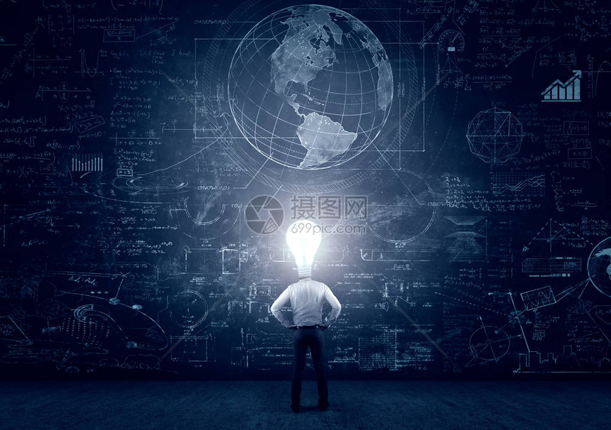 学生用灯泡作为解决黑板上数学问题的头高清图片下载-正版图片504032671-摄图网