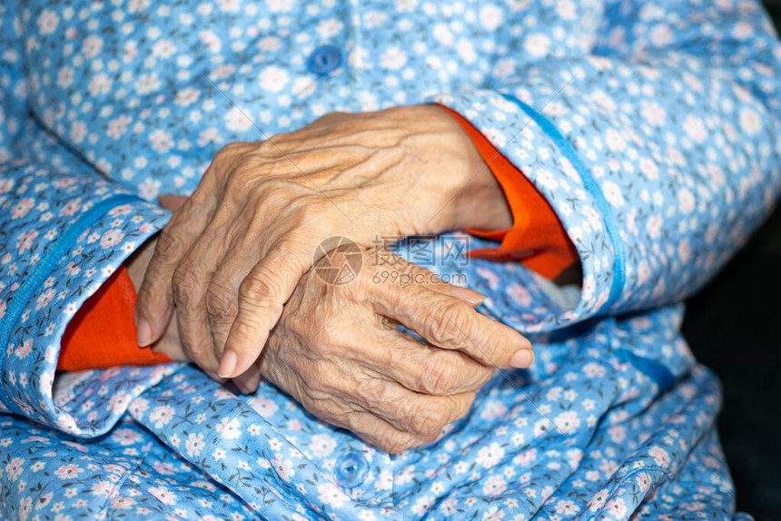 一名老年妇女的手细记女高清图片下载-正版图片504034292-摄图网