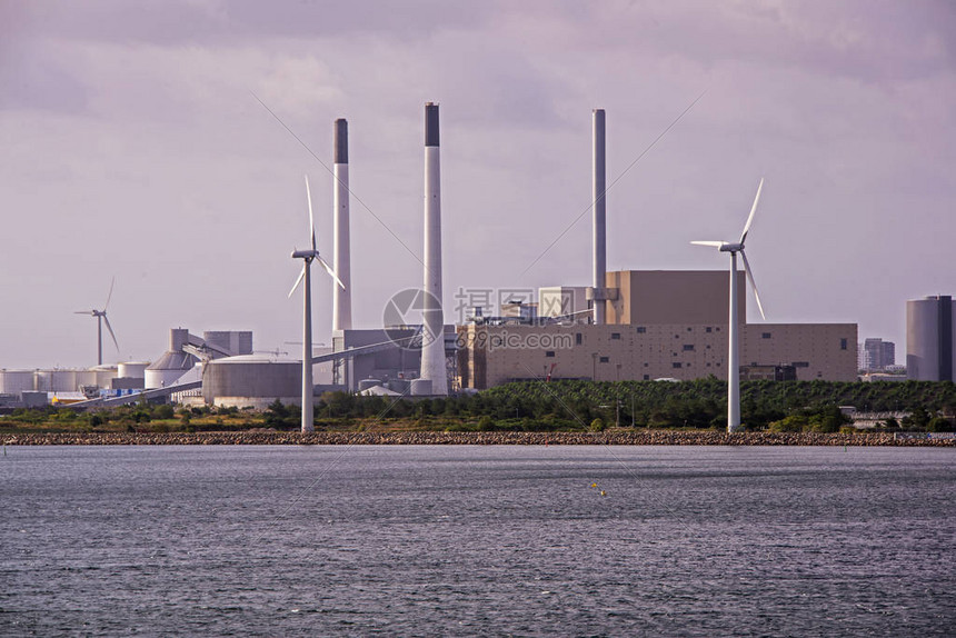 丹麦哥本哈根附近海洋的工业综合体高清图片下载-正版图片504037131-摄图网