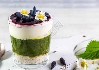 玻璃杯中不同甜点的拼贴高清图片下载-正版图片502922502-摄图网