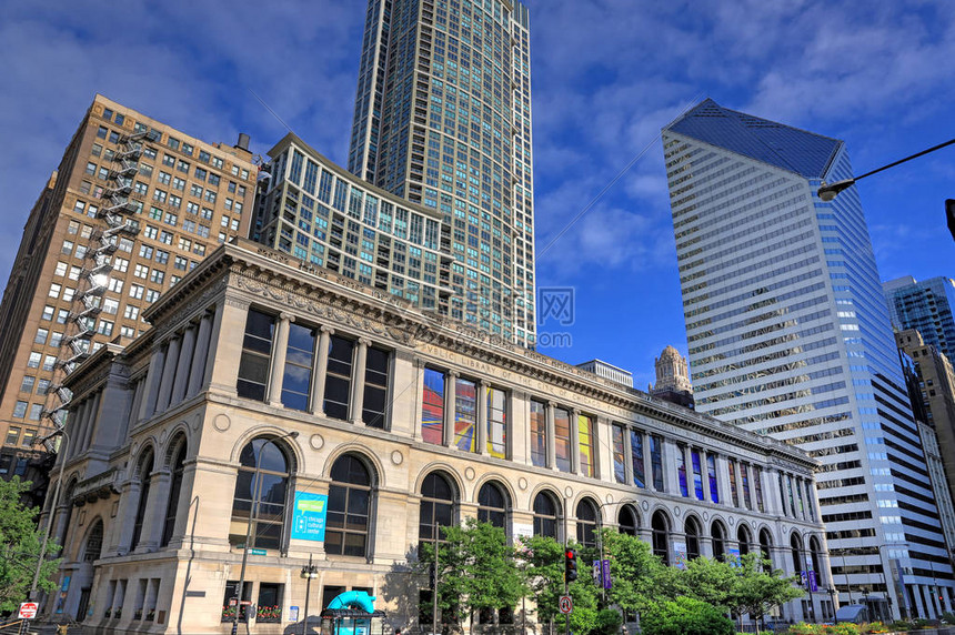 美国2018年6月22日位于芝加哥市旧公共图书馆大楼的芝加哥文高清图片下载-正版图片504040057-摄图网