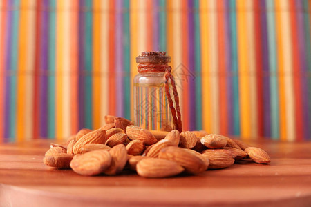 杏仁和一瓶杏仁油在白色高清图片下载-正版图片502959217-摄图网