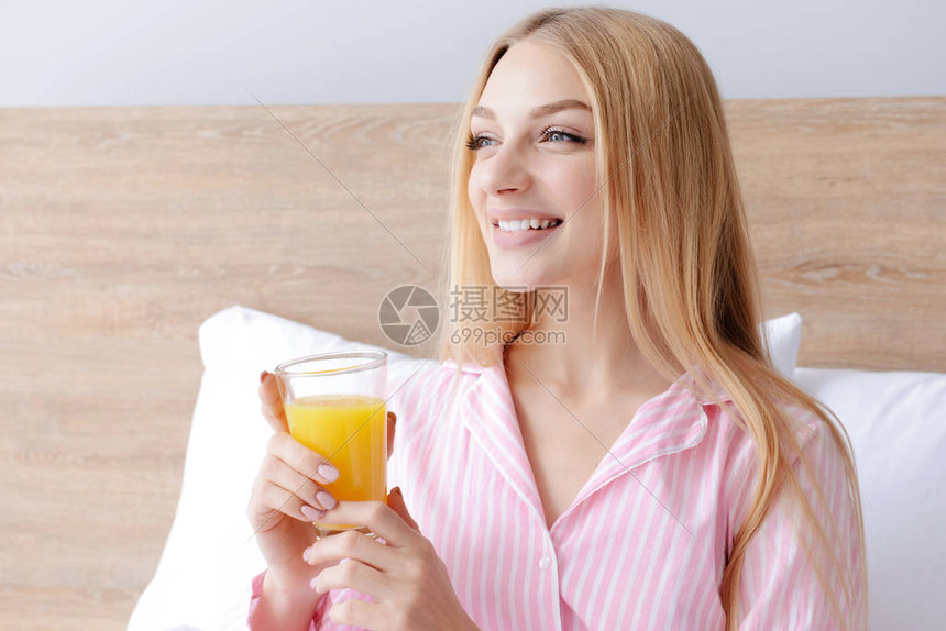 美丽的年轻女子在床高清图片下载 正版图片504040803 摄图网