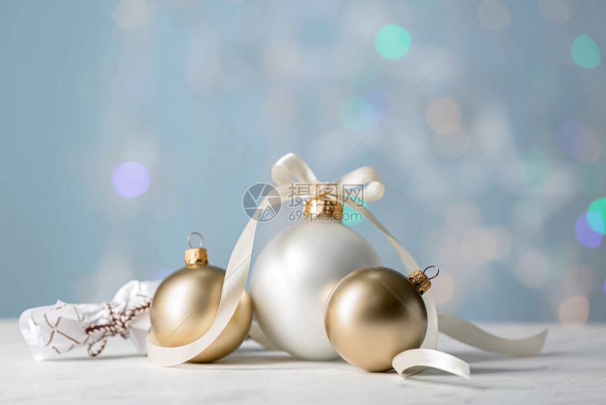 美丽的圣诞球在桌子上面高清图片下载-正版图片504042752-摄图网