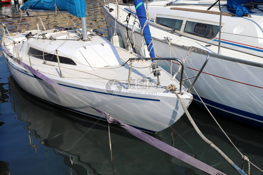 Berth离岸边停泊船只高清图片下载-正版图片504050634-摄图网