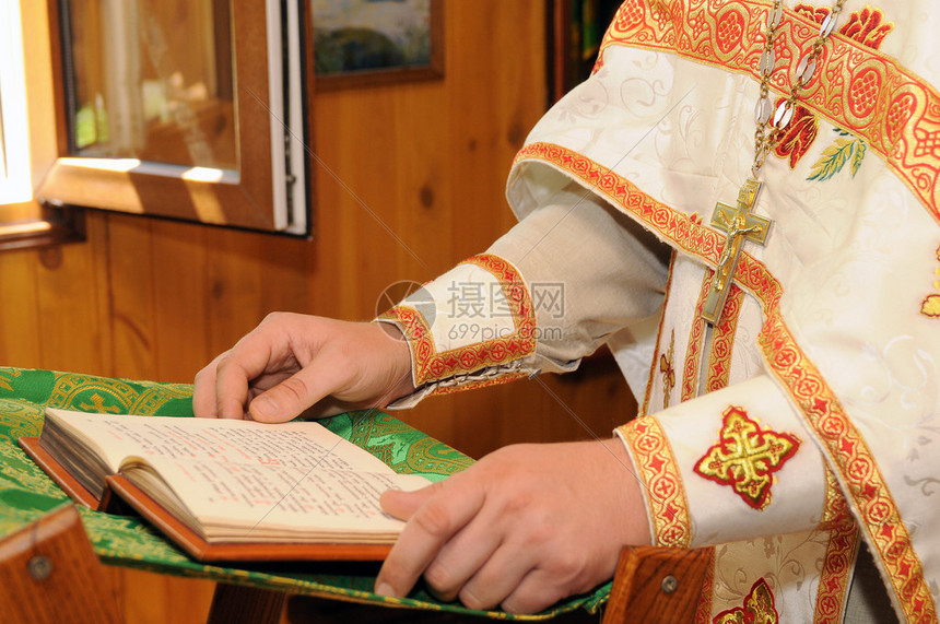 在婚礼仪式上宣读的东正教高清图片下载-正版图片504051830-摄图网